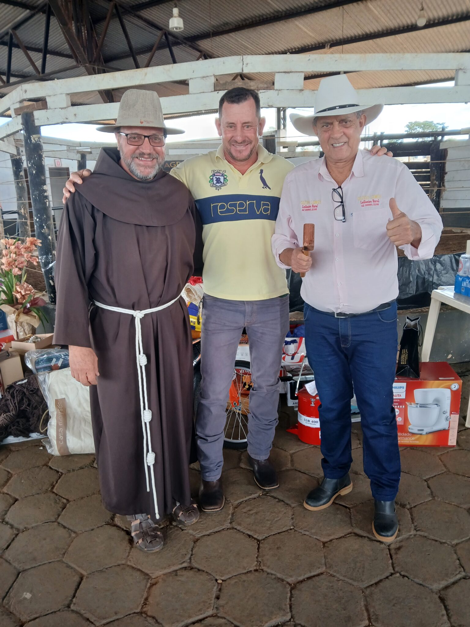 LEILÃO DA FESTA RELIGIOSA DE PIRES DO RIO, REALIZADO NESTE SÁBADO, 22/ ...